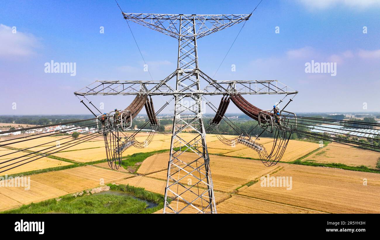 YANCHENG, CHINA 0 JUNE 6, 2023 - Maintenance personnel check the line ...
