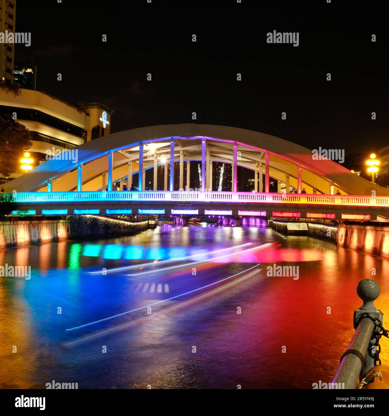 Elgin bridge night singapore river hi-res stock photography and images ...