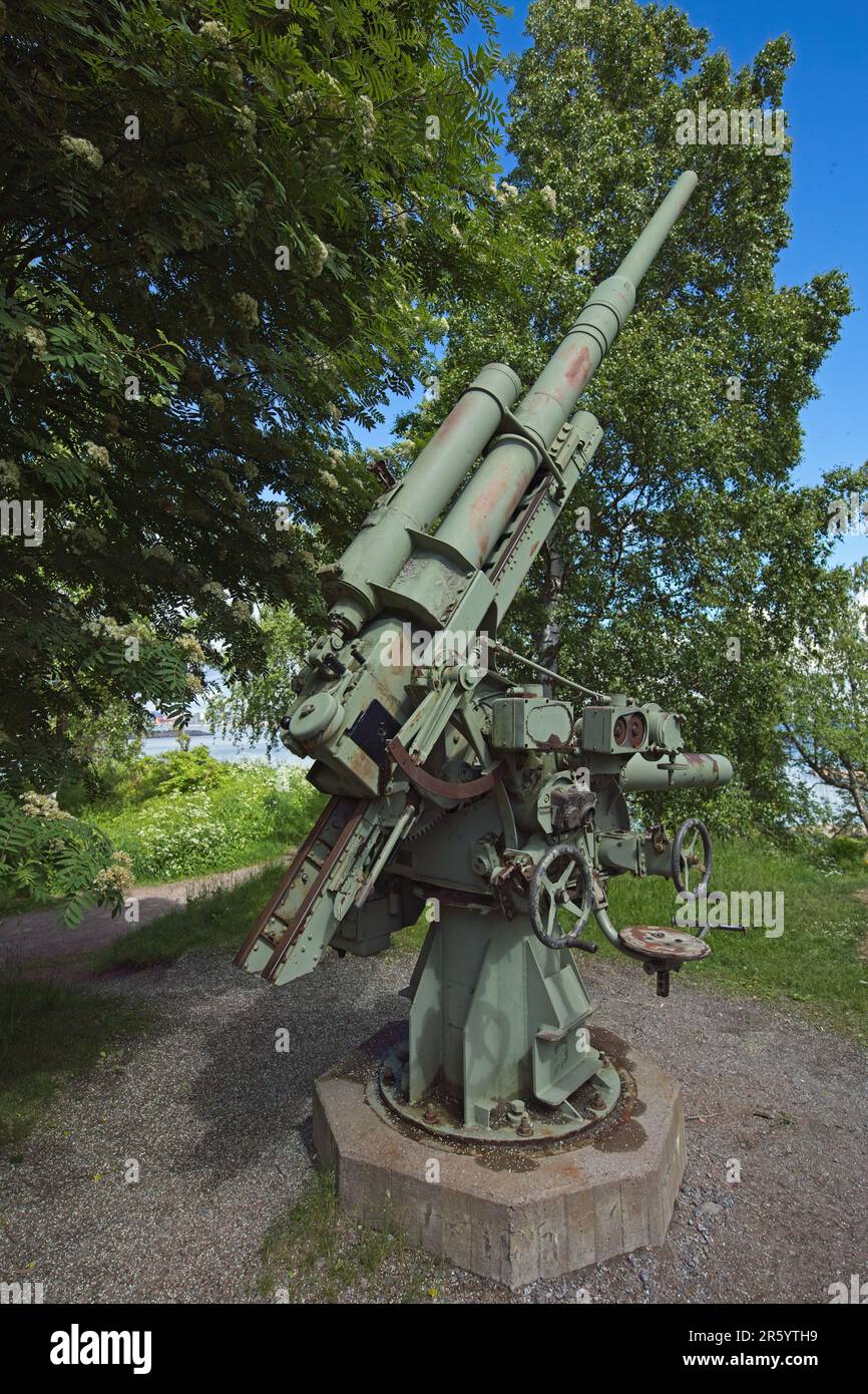 Old ww2 anti-aircraft gun memorial in sunny summer weather, Lauttasaari ...