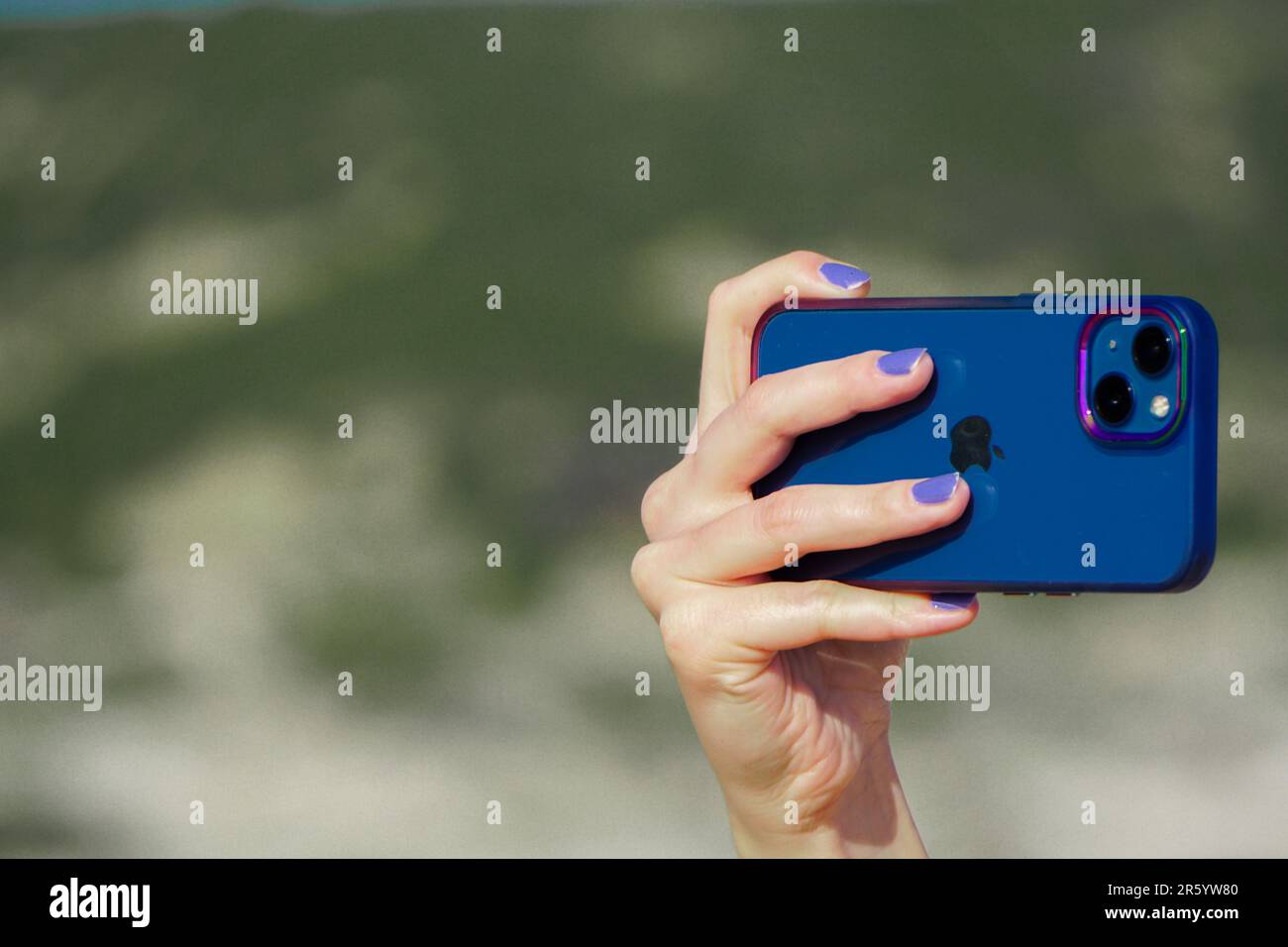 Iphone 14 in hand hi-res stock photography and images - Alamy