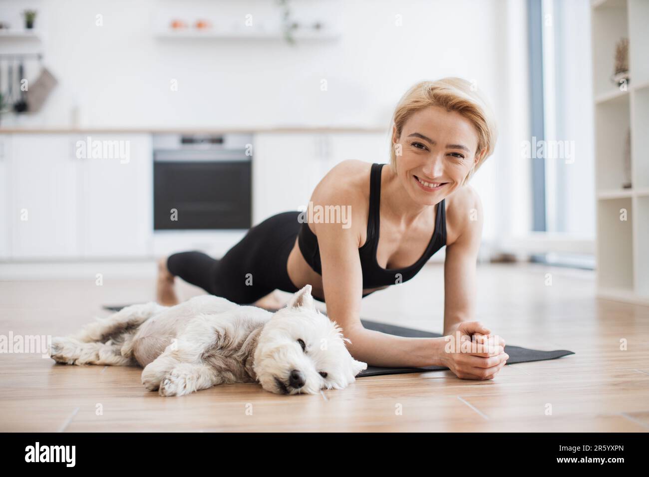 Holding forearm plank woman hi-res stock photography and images - Alamy
