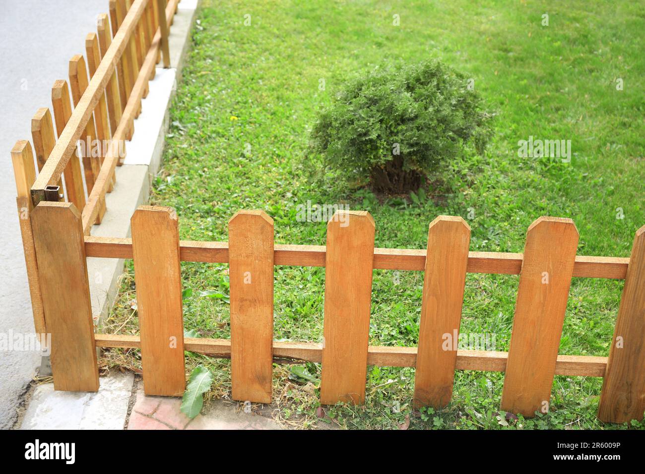 Small backyard timber fence hi-res stock photography and images - Alamy