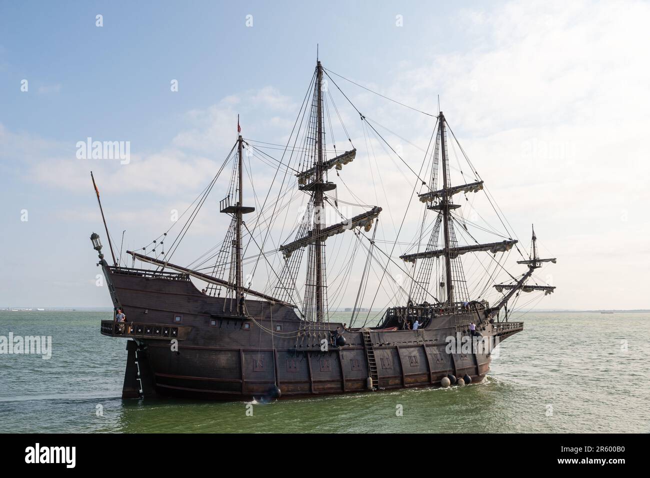 Replica 17th century Spanish galleon leaving Southend Pier, Southend on ...