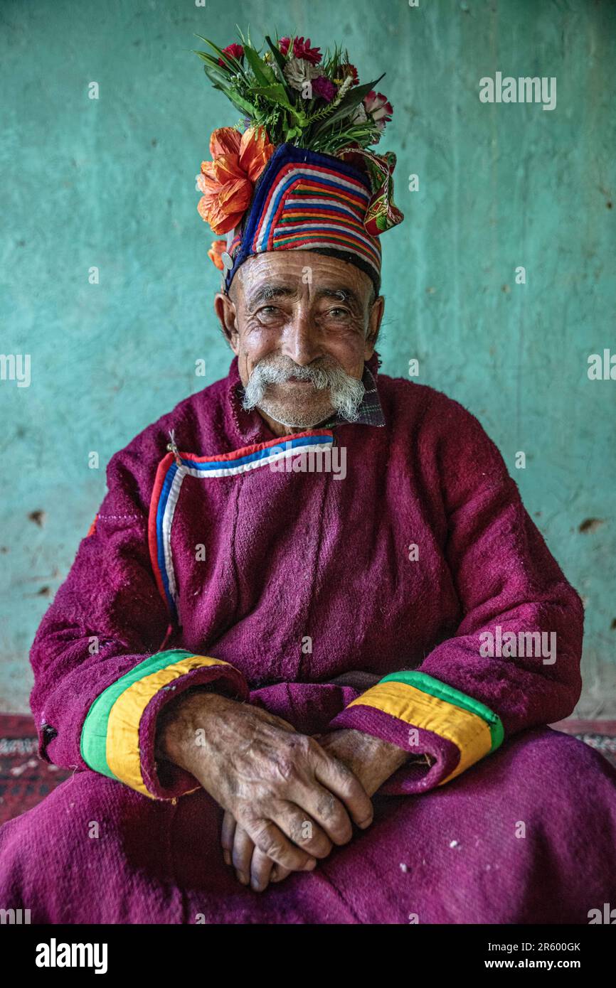 STUNNING images of Brokpa Tribe have been captured in their floral best ...