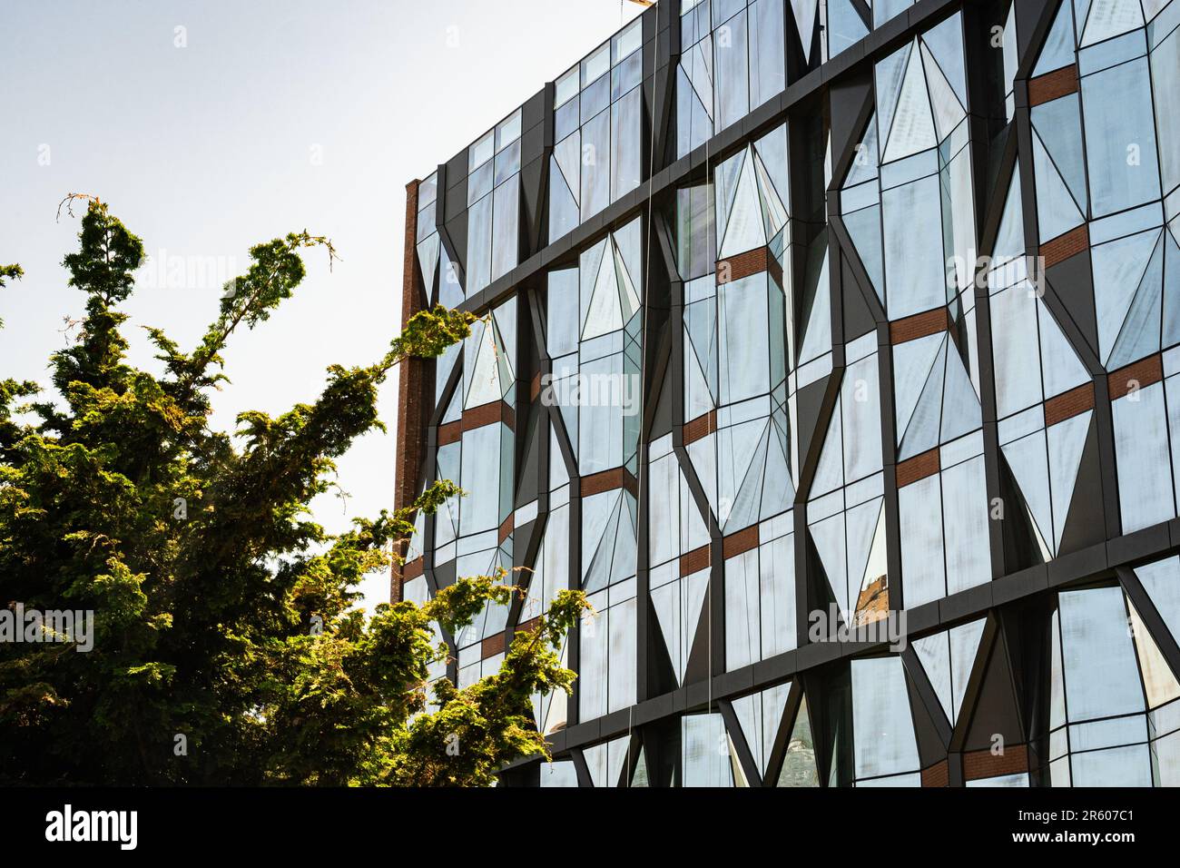 Beautiful glass-fronted building on the banks of the East River ...
