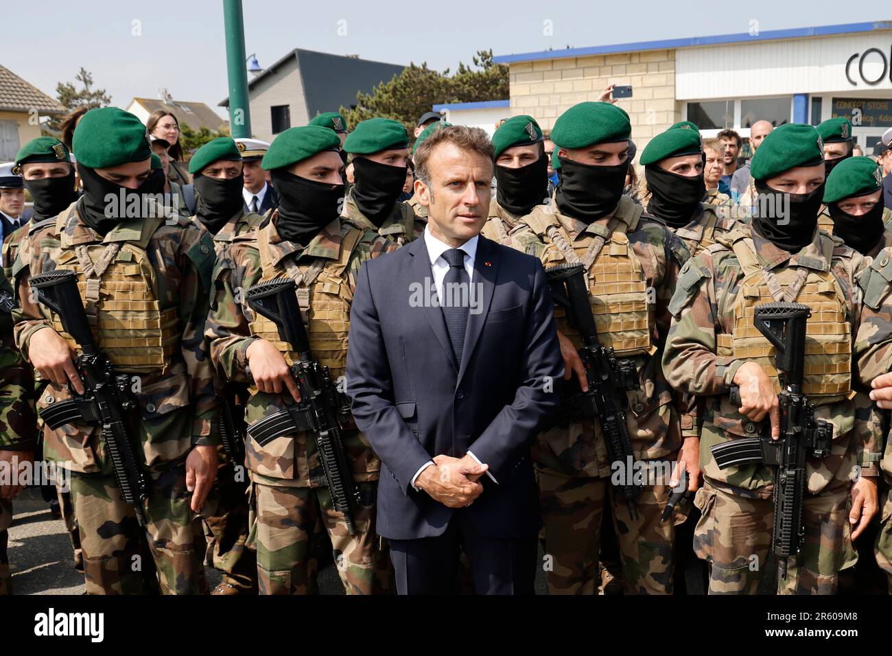French President Emmanuel Macron poses with new Commando Marines Navy ...