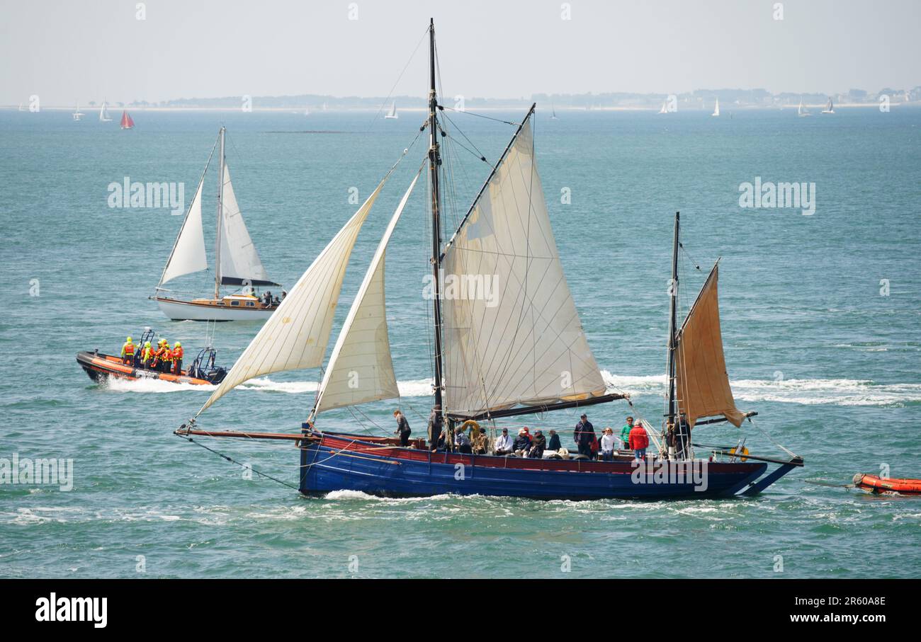 Leenan Head : fishing sailboat, in front of Port-Navalo, during Week of ...