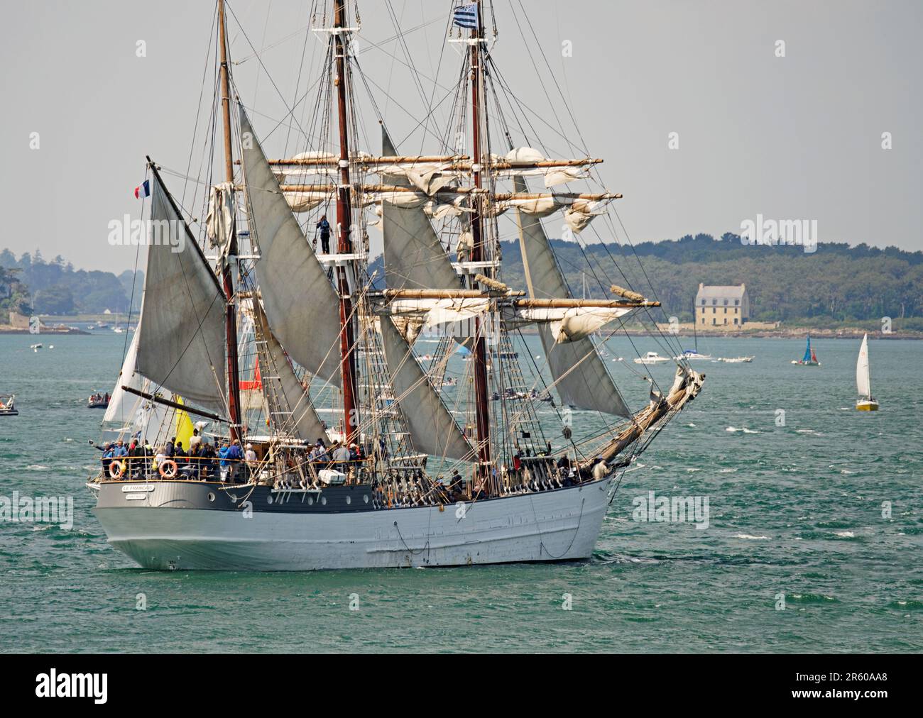 Le Français (ex-Kaskelot) : three-masted wooden barque, in front of ...