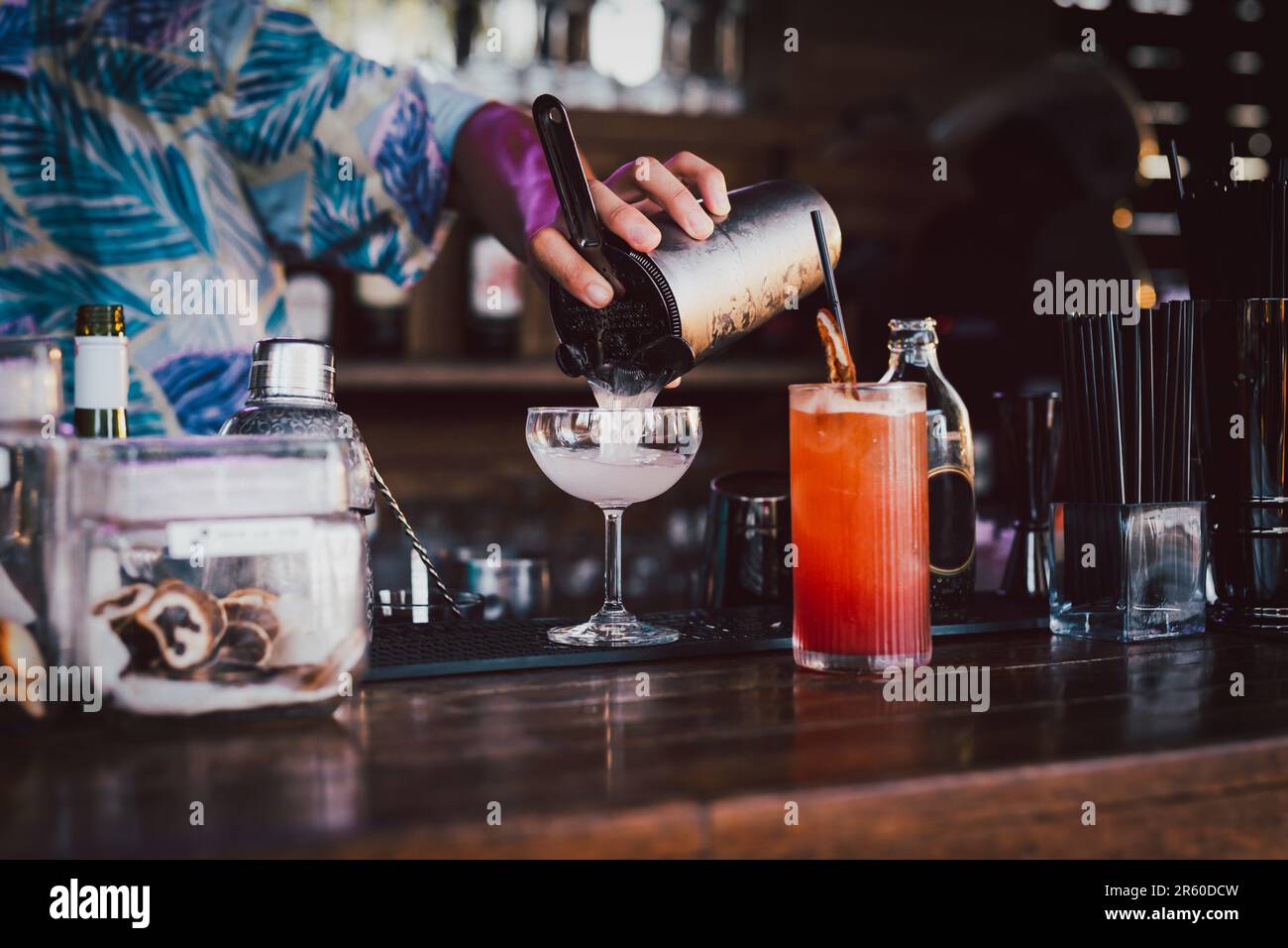 Hand pouring gin into martini glass hi-res stock photography and images - Alamy