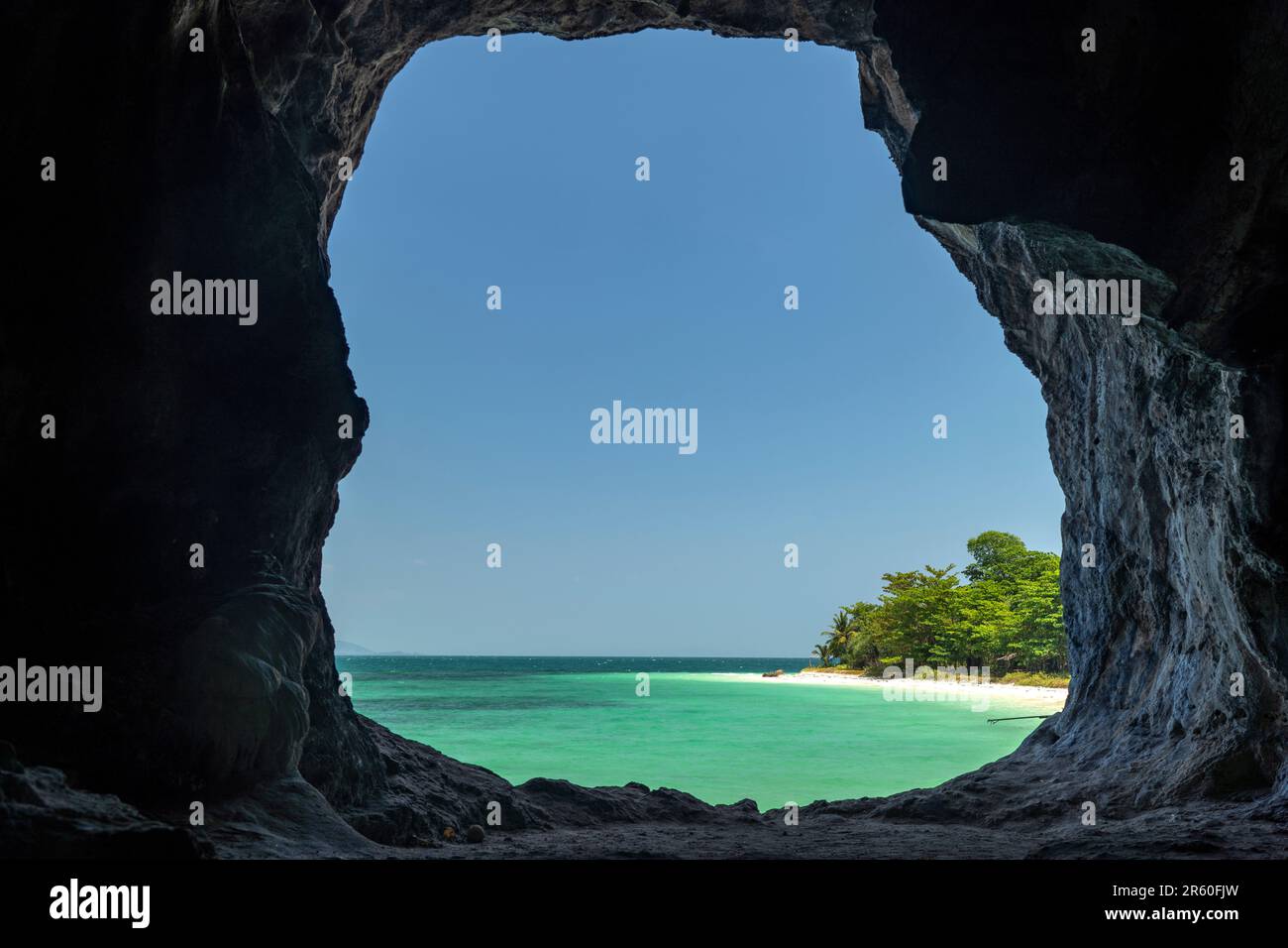 Blick durch die Felsen zum Strand der Insel Koh Lao Liang, Thailand ...