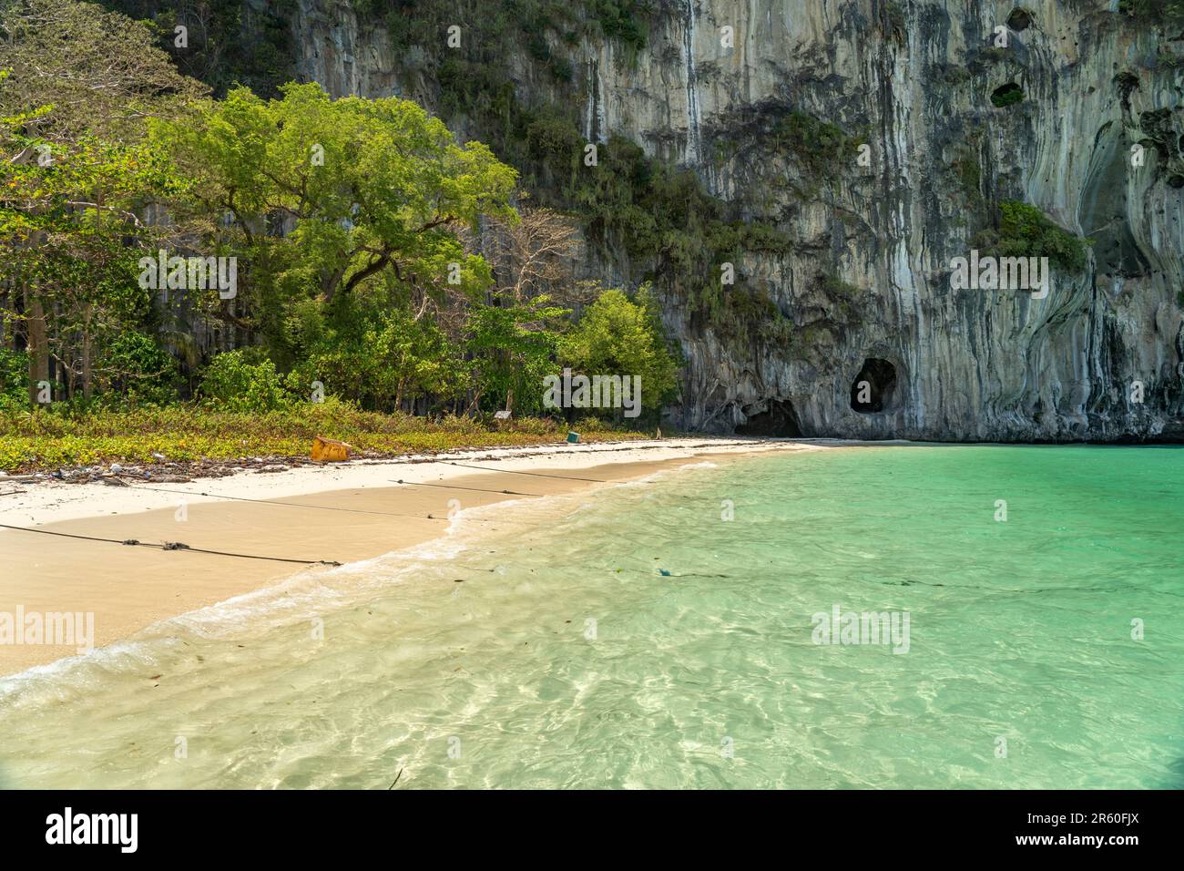Steile Karstfelsen und Strand der Insel Koh Lao Liang, Thailand, Asien ...