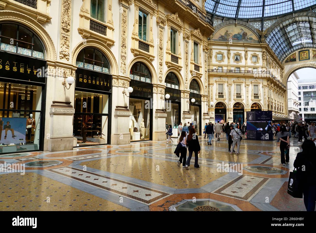 People at shopping arcade Galleria Vittorio Emmanuelle II, Milano ...