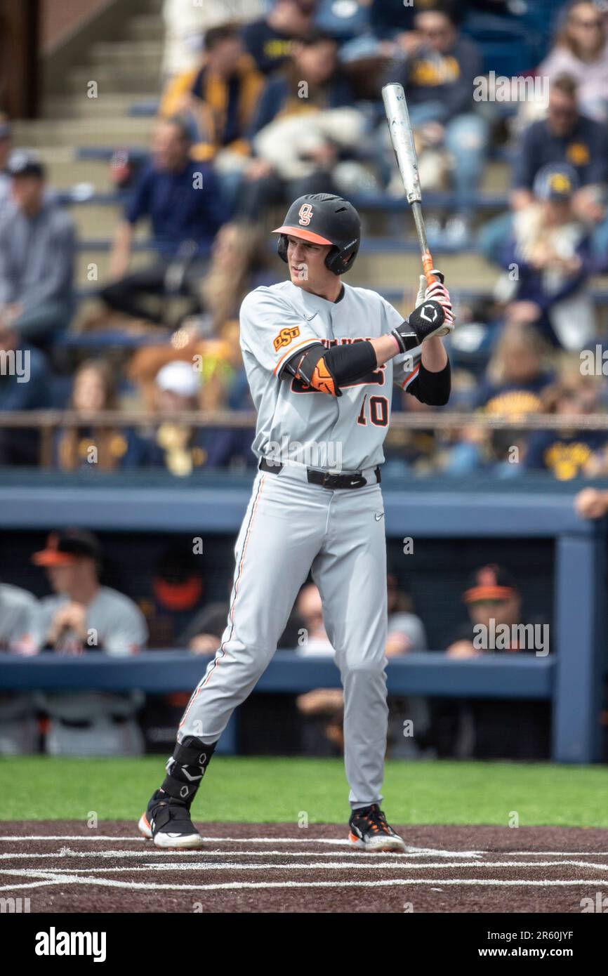 Oklahoma State Cowboys outfielder Nolan Schubart (10) at bat during the ...