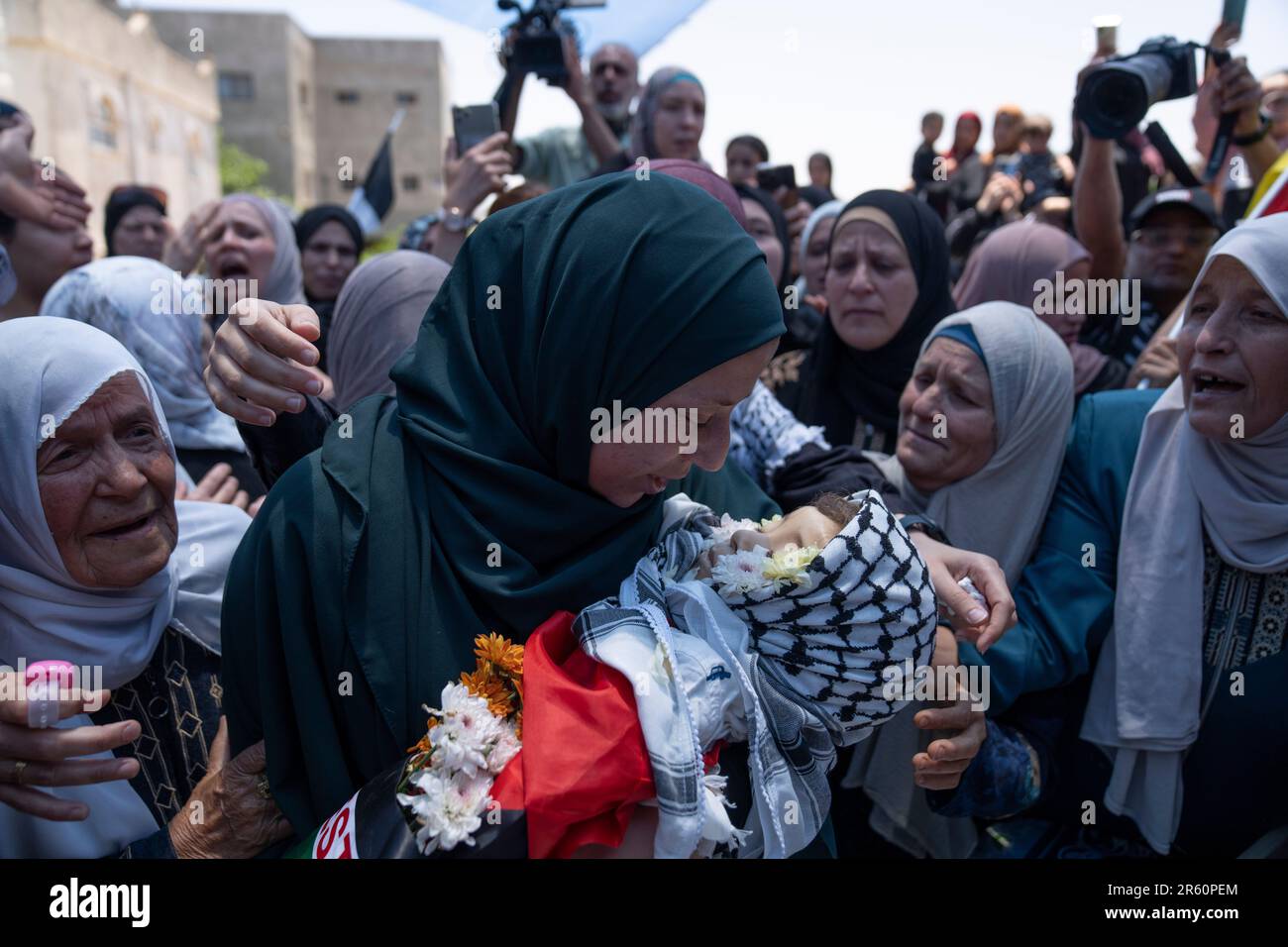 Palestinian Marwa al-Tamimi, 32 carries the body of her 2 year old ...