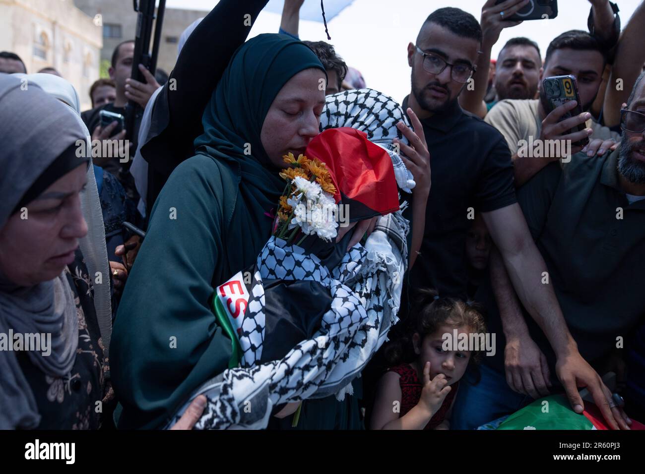 Palestinian Marwa al-Tamimi, 32 carries and hugs the body of her 2 year ...