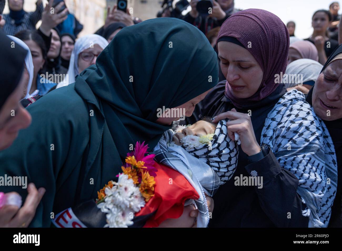 Palestinian Marwa al-Tamimi, 32 carries the body of her 2 year old ...