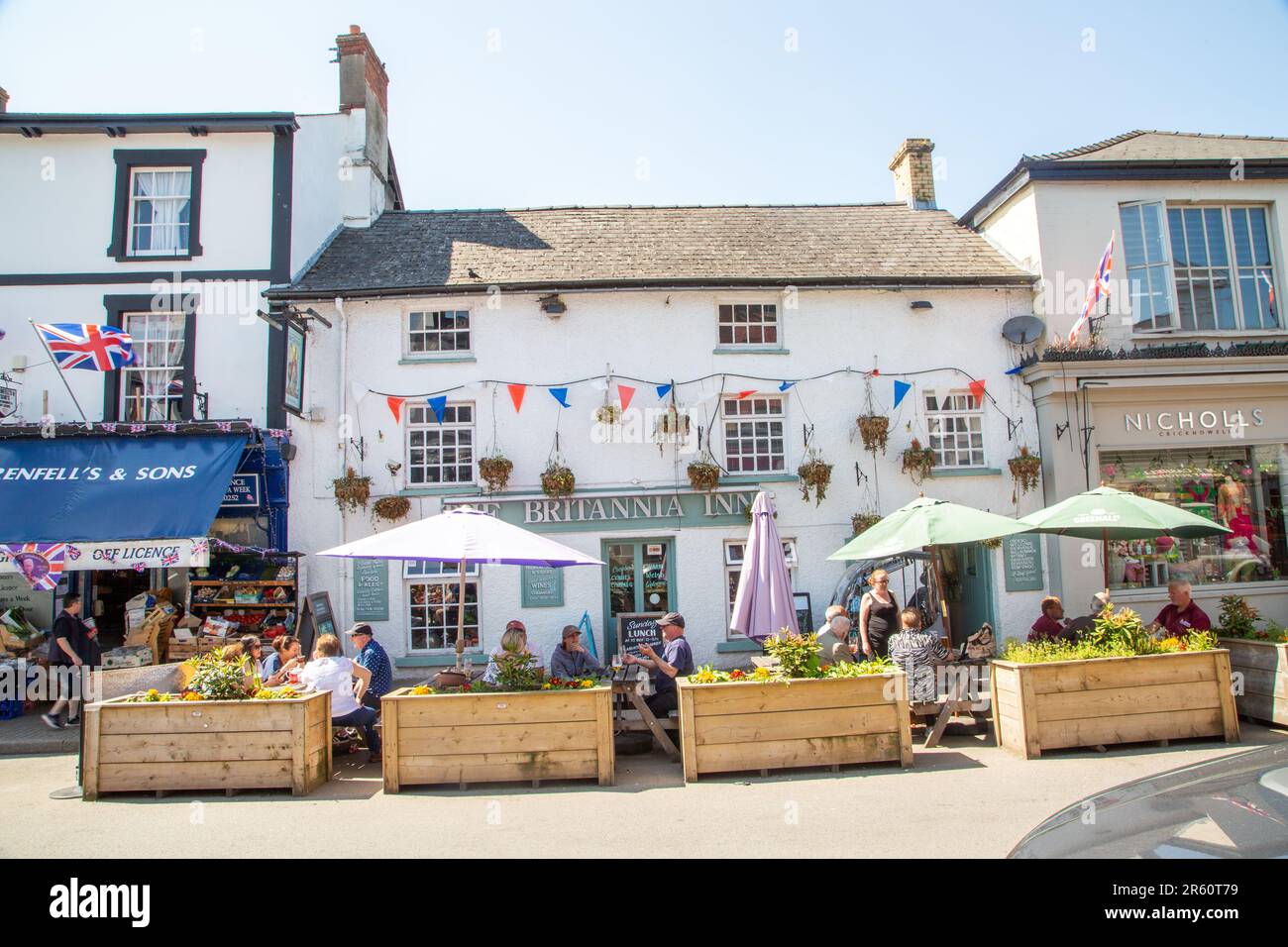 Sitting eating and drinking outdoors hi-res stock photography and ...