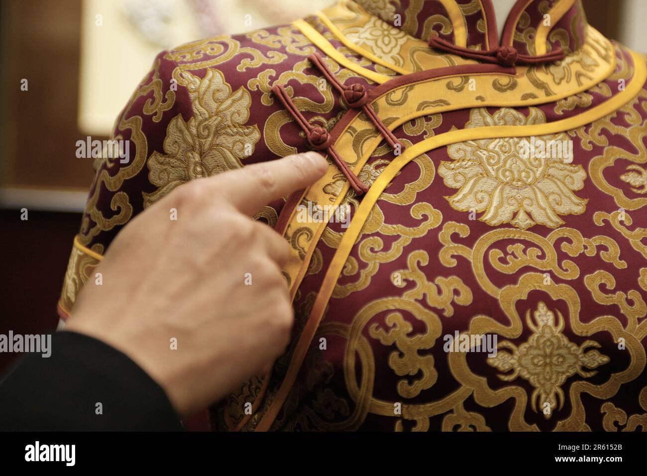 (230606) -- SHANGHAI, June 6, 2023 (Xinhua) -- Jiang Manzong introduces ...