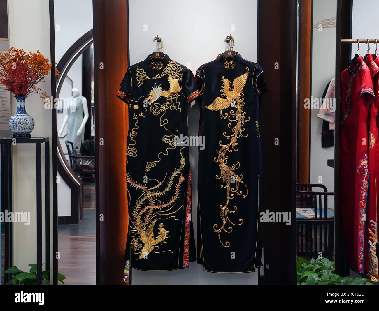 (230606) -- SHANGHAI, June 6, 2023 (Xinhua) -- Cheongsams with dragon ...