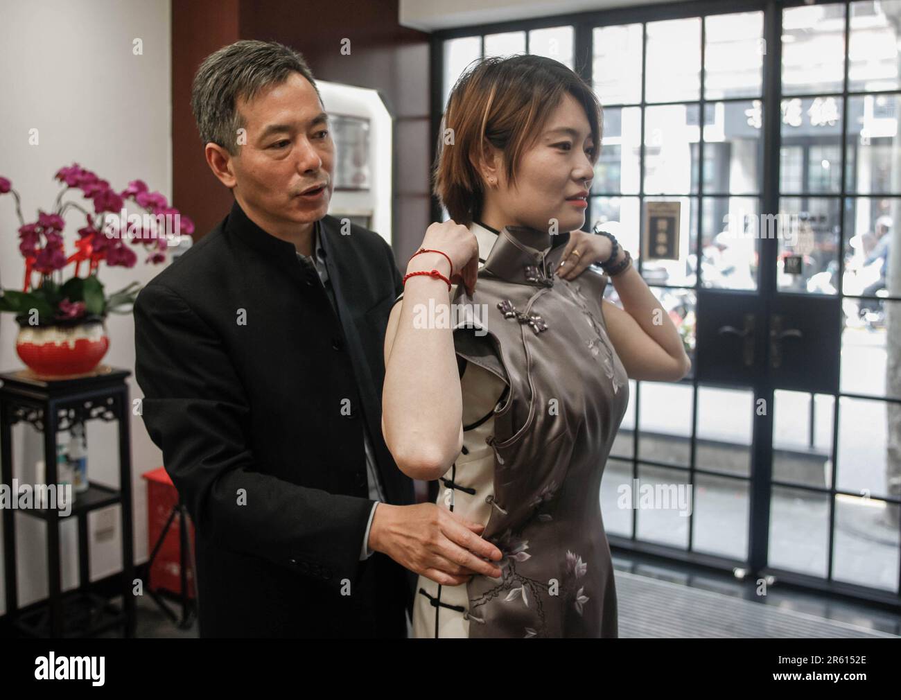 (230606) -- SHANGHAI, June 6, 2023 (Xinhua) -- Jiang Manzong (L) helps ...