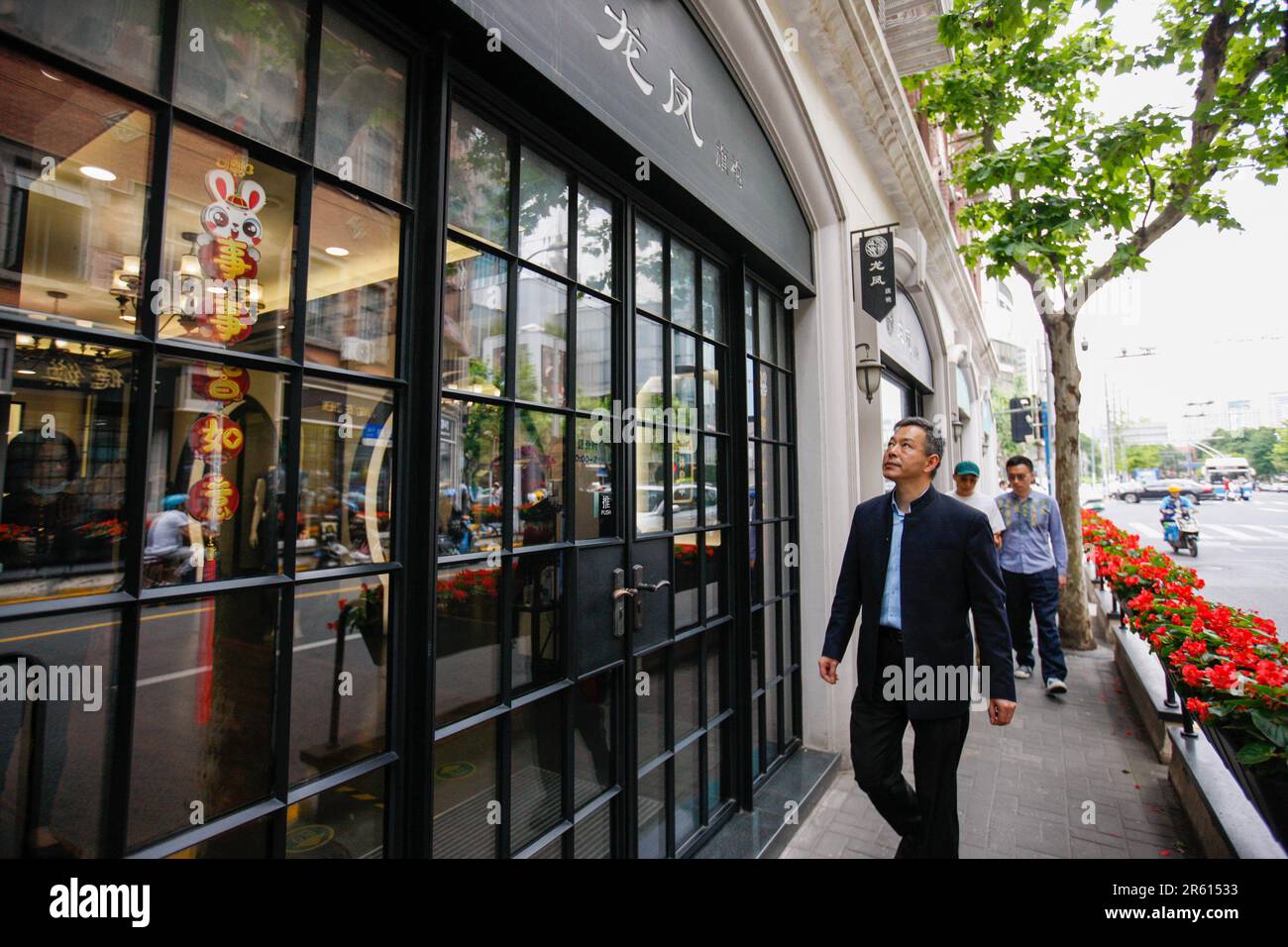 (230606) -- SHANGHAI, June 6, 2023 (Xinhua) -- Jiang Manzong walks into ...