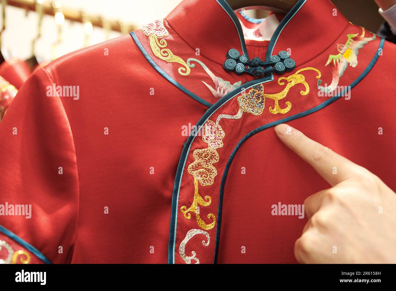 (230606) -- SHANGHAI, June 6, 2023 (Xinhua) -- Jiang Manzong introduces ...