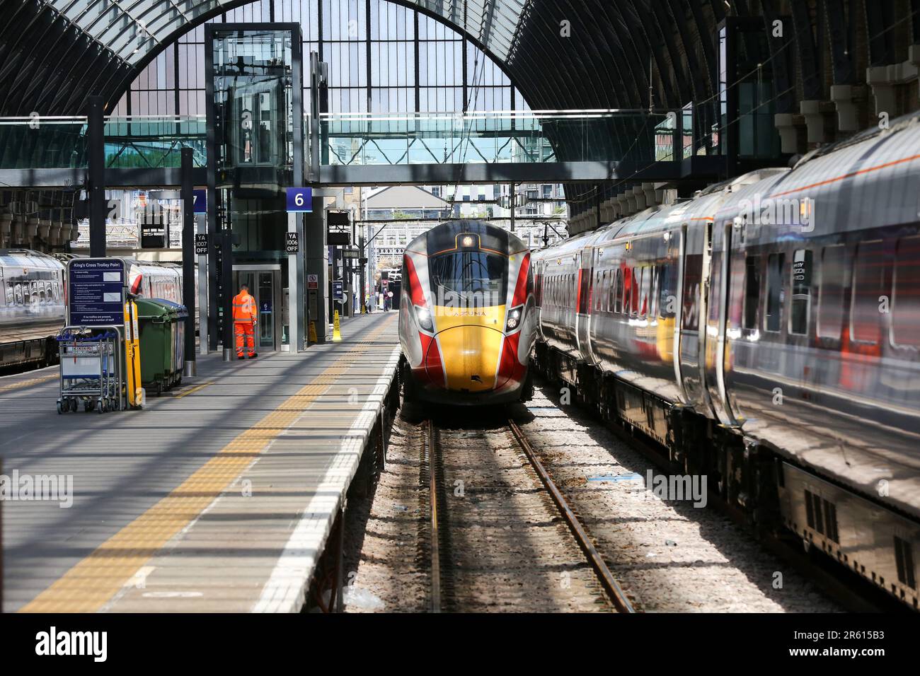A London North Eastern Railway (LNER) train arrives at London King's Cross station Stock Photo ...