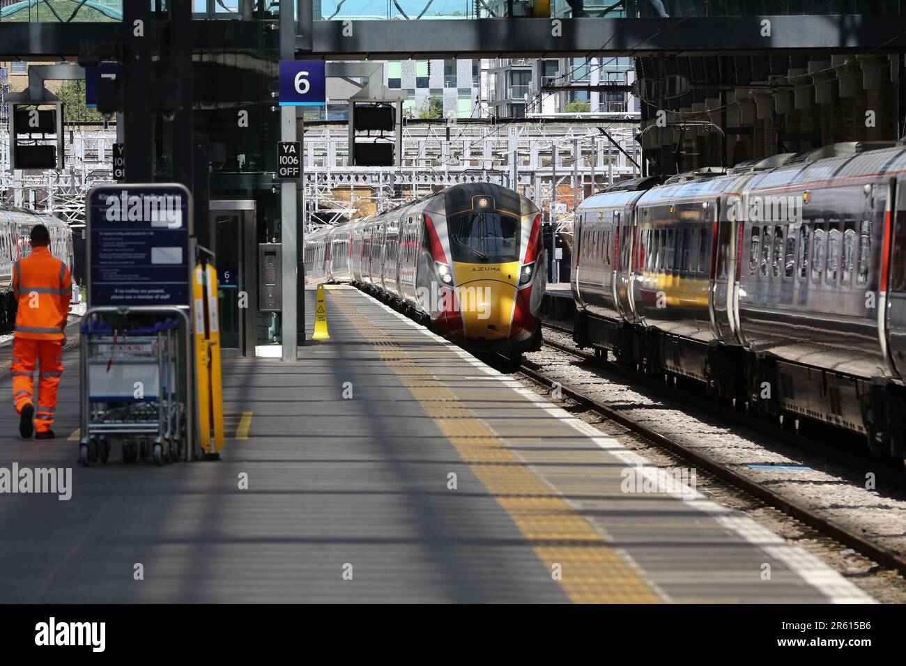 A London North Eastern Railway (LNER) train arrives at London King's Cross station Stock Photo ...