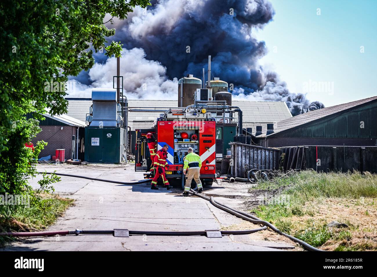 BEERTA - A very large fire is raging in a large pigsty in the Groningen ...
