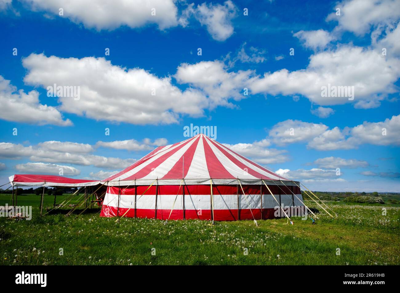 Red and white striped circus tent hi-res stock photography and images - Alamy