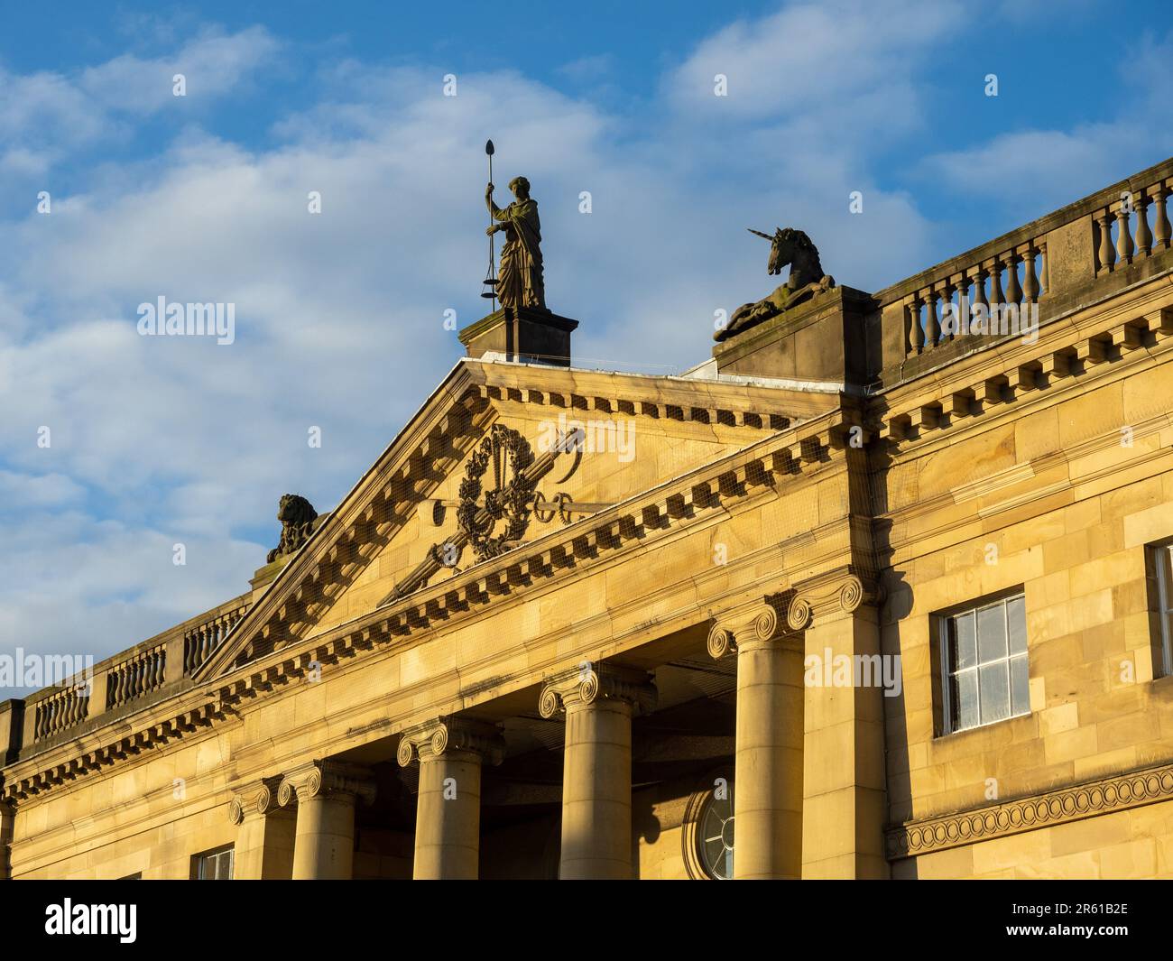 Classical pediment hi-res stock photography and images - Alamy