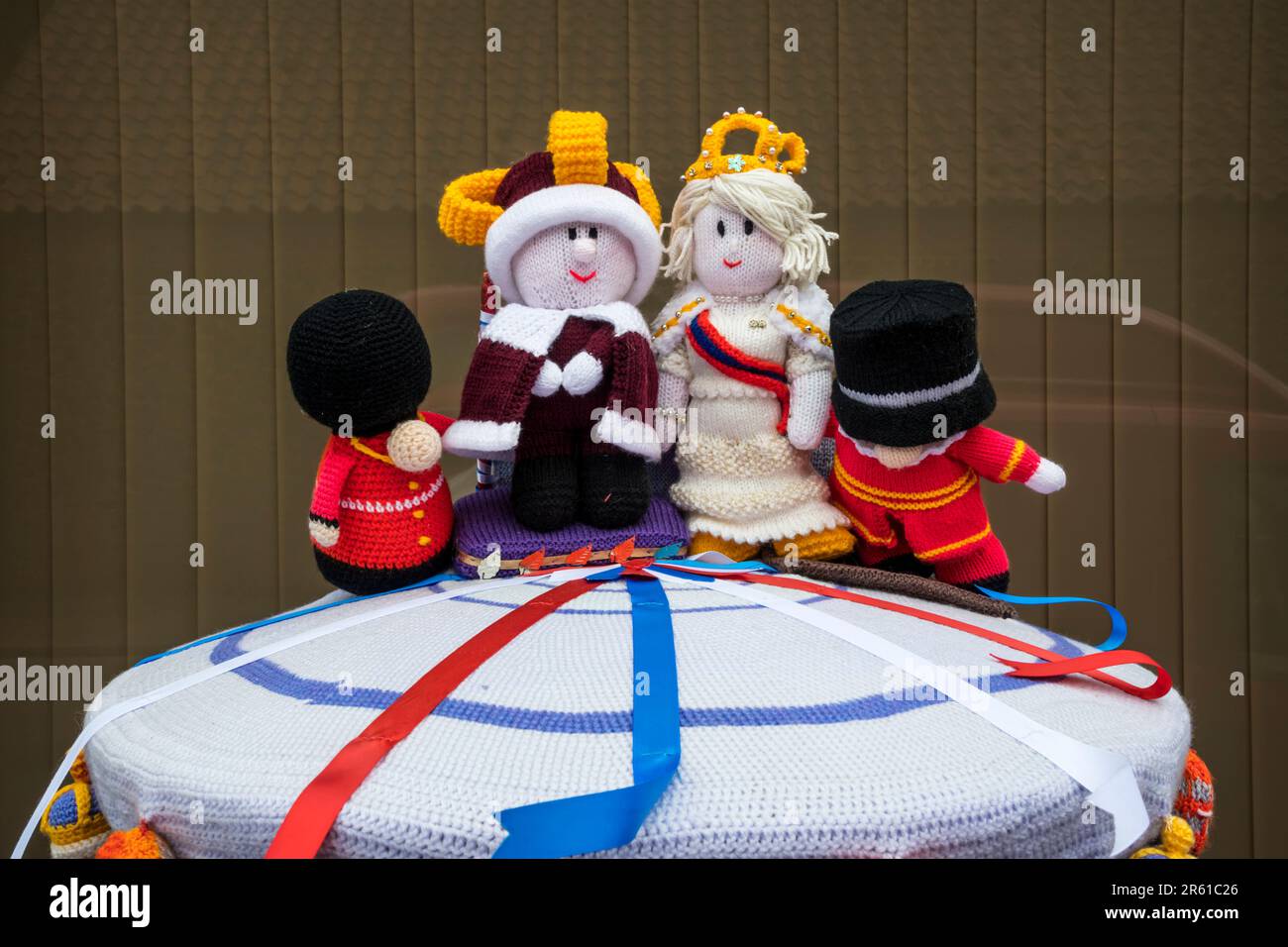 Knitted post box topper hi-res stock photography and images - Alamy
