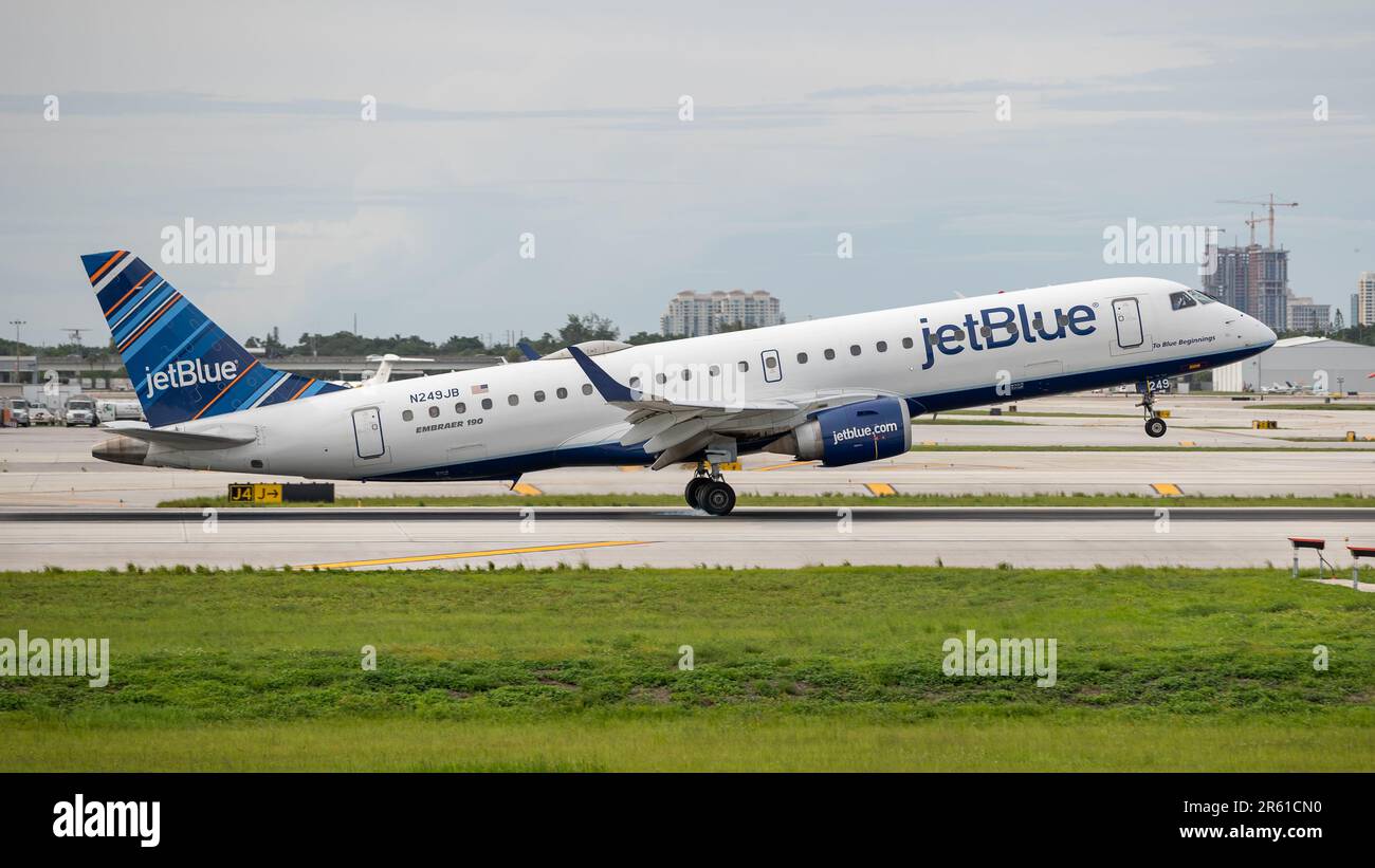 Jetblue airplane hi-res stock photography and images - Alamy