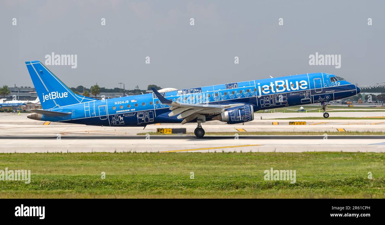 Jetblue airplane hi-res stock photography and images - Alamy