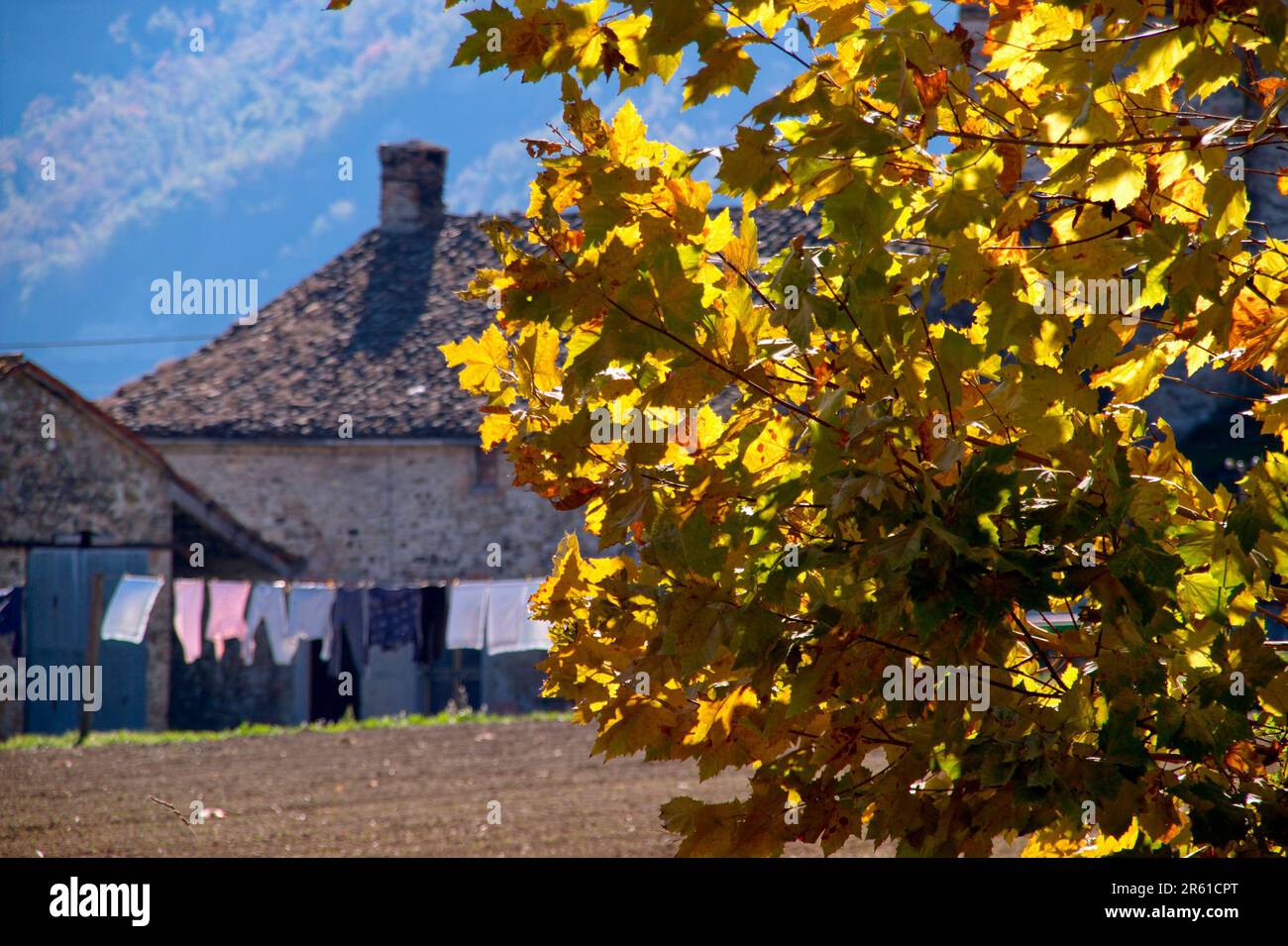 quadro autunnale con panni stesi al sole Stock Photo - Alamy