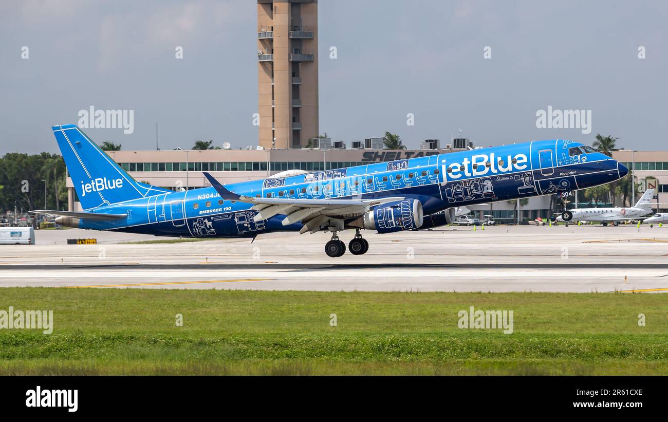 Jetblue airplane tail hi-res stock photography and images - Alamy