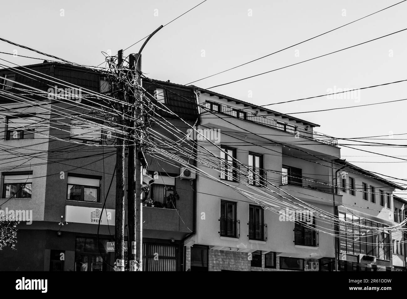 A tangled mass of electricity wires and power cables stuck to a street ...