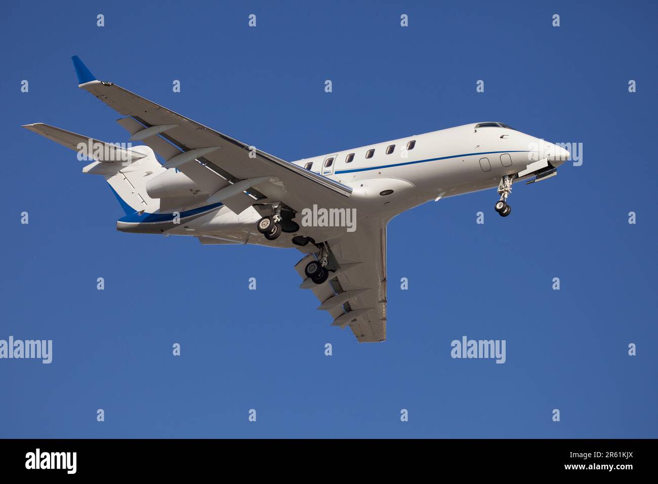 Bombardier Challenger, N742E, Landing at Pearson Airport, Toronto ...