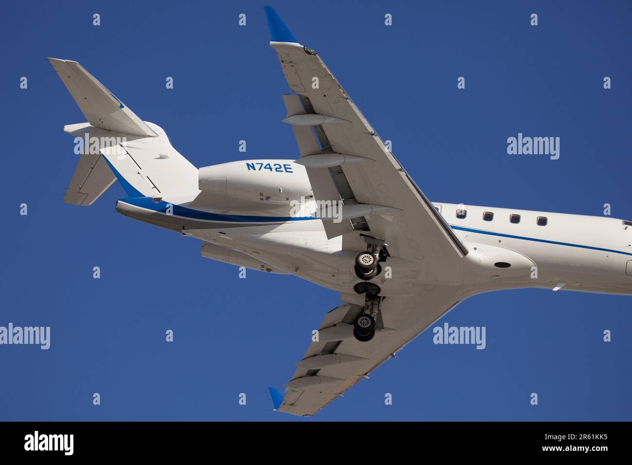 Bombardier Challenger, N742E, Landing at Pearson Airport, Toronto ...