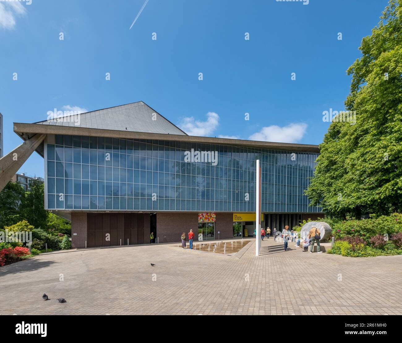 Group people gathered outside hi-res stock photography and images - Alamy