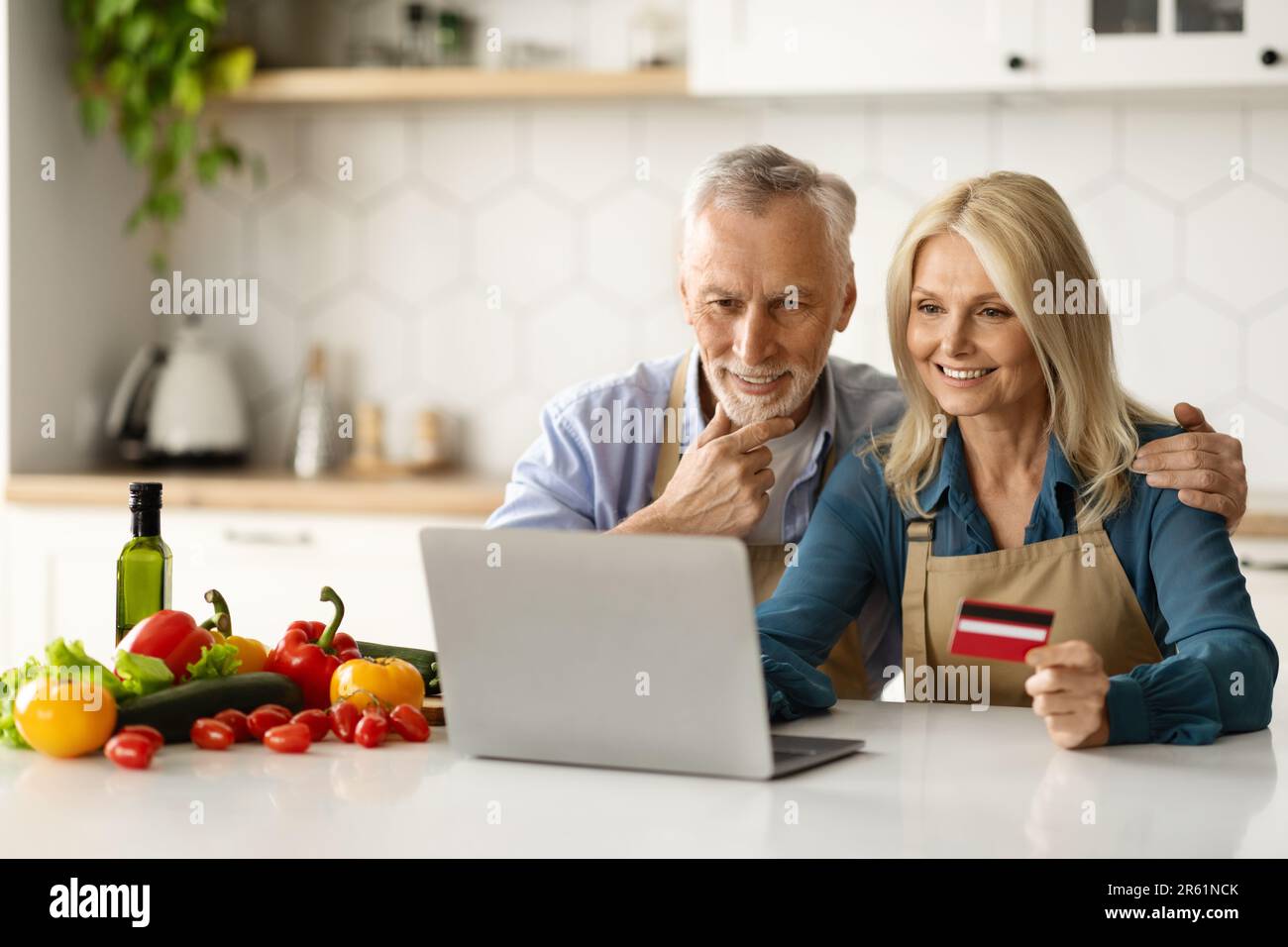Man woman couple customers ordering hi-res stock photography and images ...