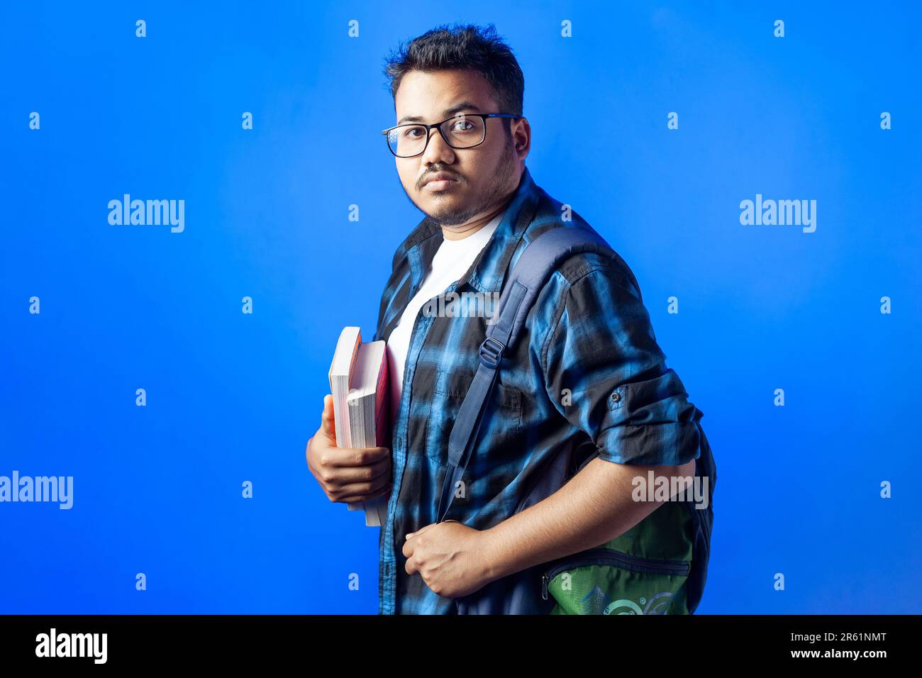 Student carrying books in backpack hi-res stock photography and images ...
