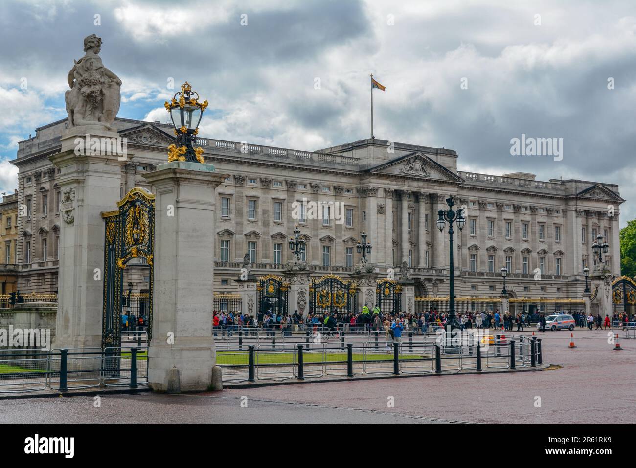 A crowd of tourists gathered around Buckingham Palace Stock Photo - Alamy