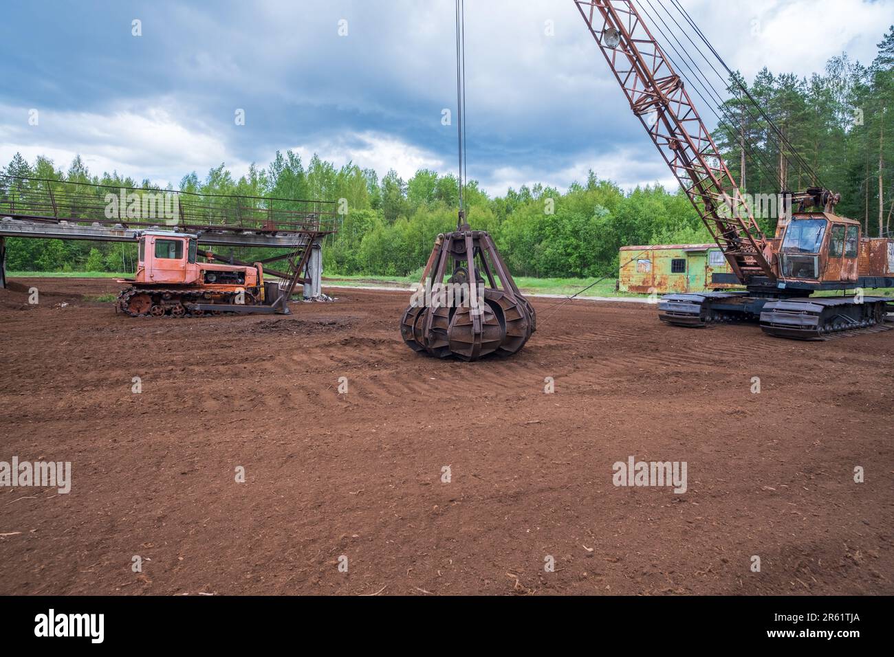 Excavator for stacking peat. Large dome bucket for loading into train ...