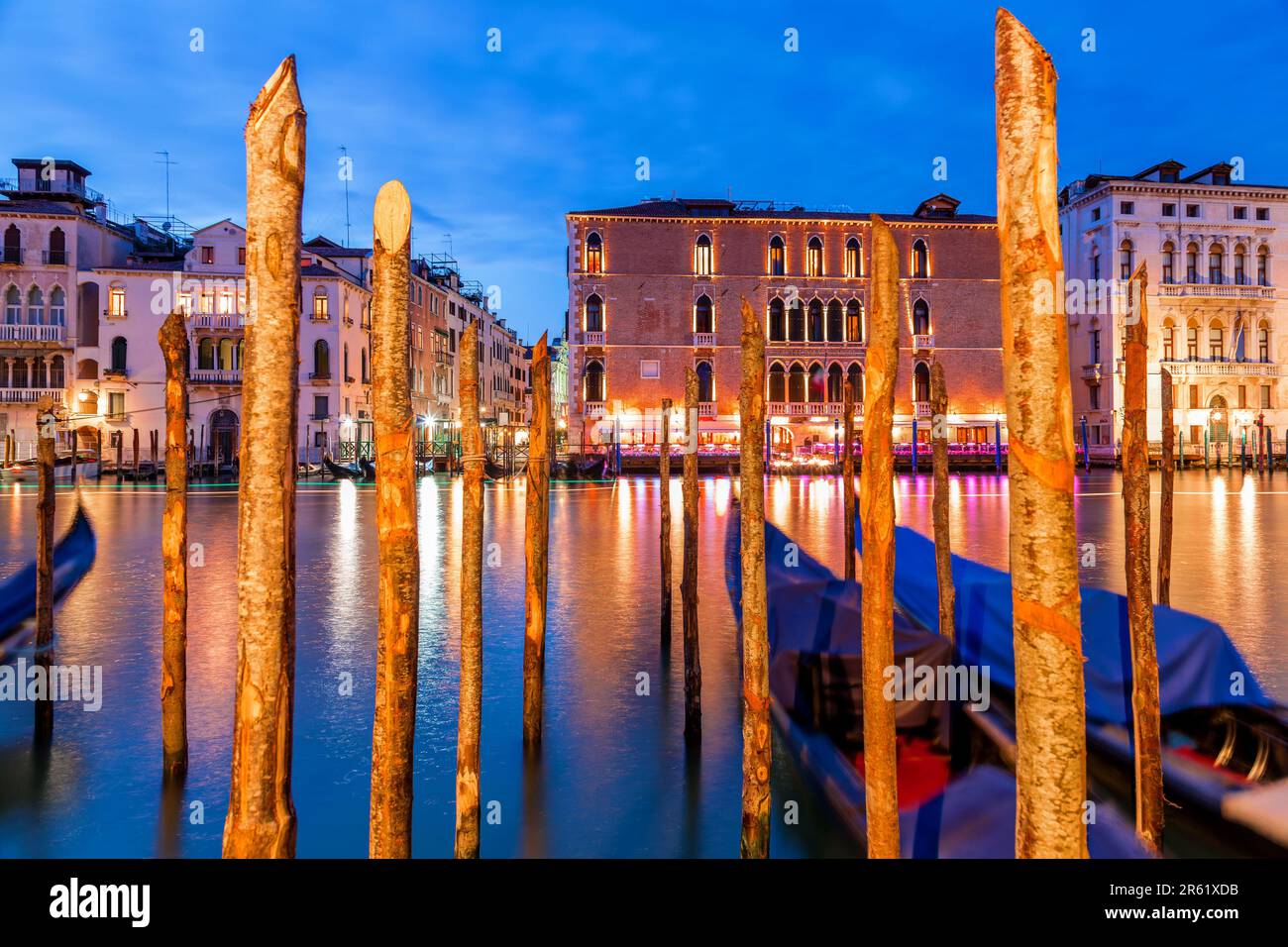 Beautiful canals and traditional Venetian buildings in the evening in ...