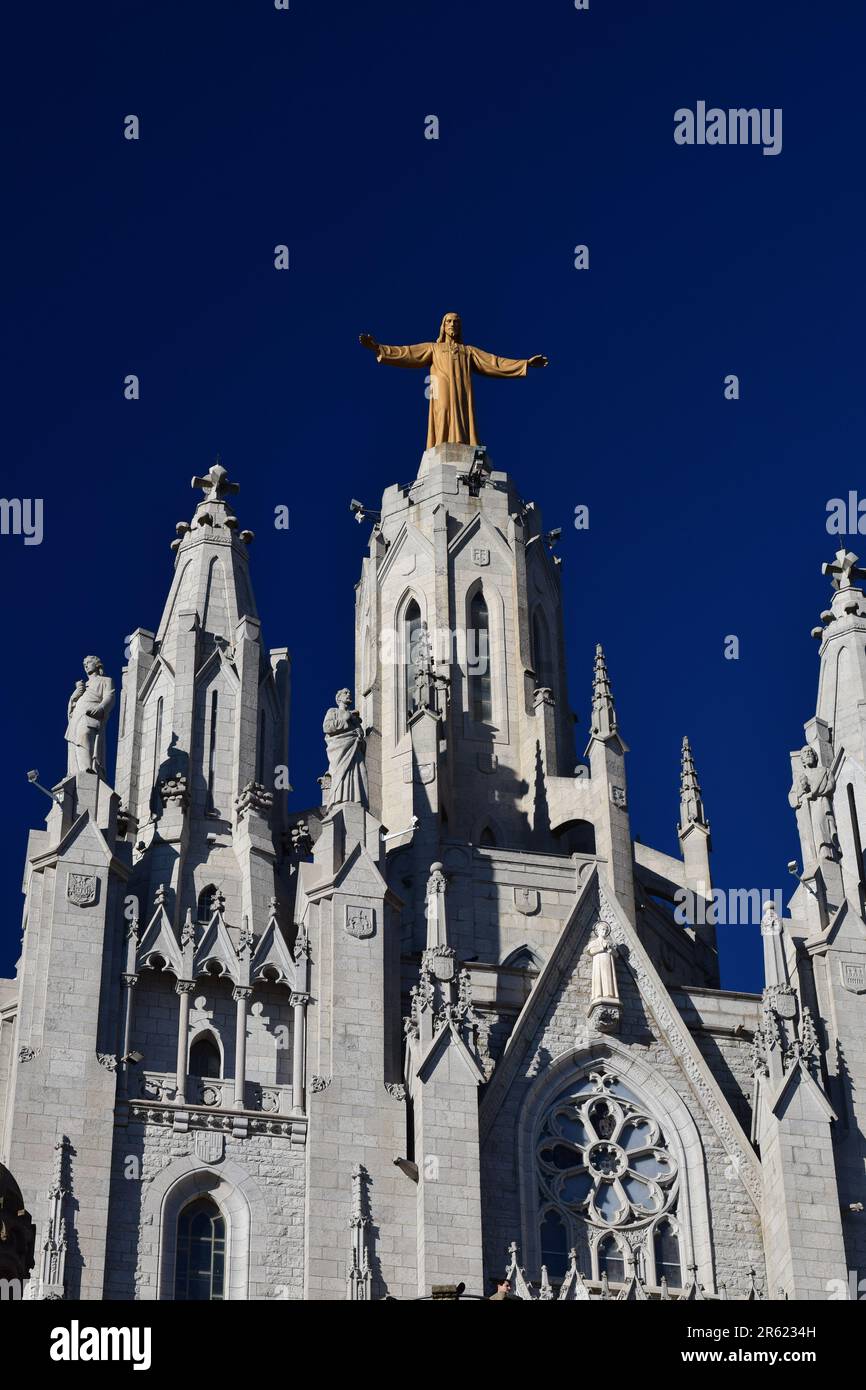The beautiful sculptures of the Temple of the Sacred Heart of Jesus ...