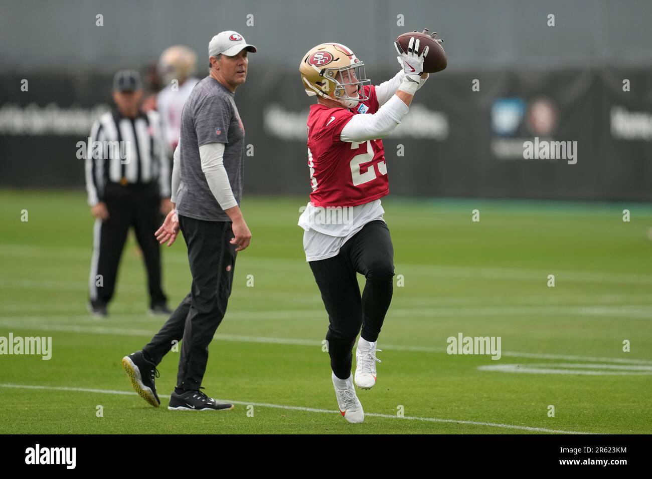San Francisco 49ers quarterbacks coach Brian Griese, left, watches as ...