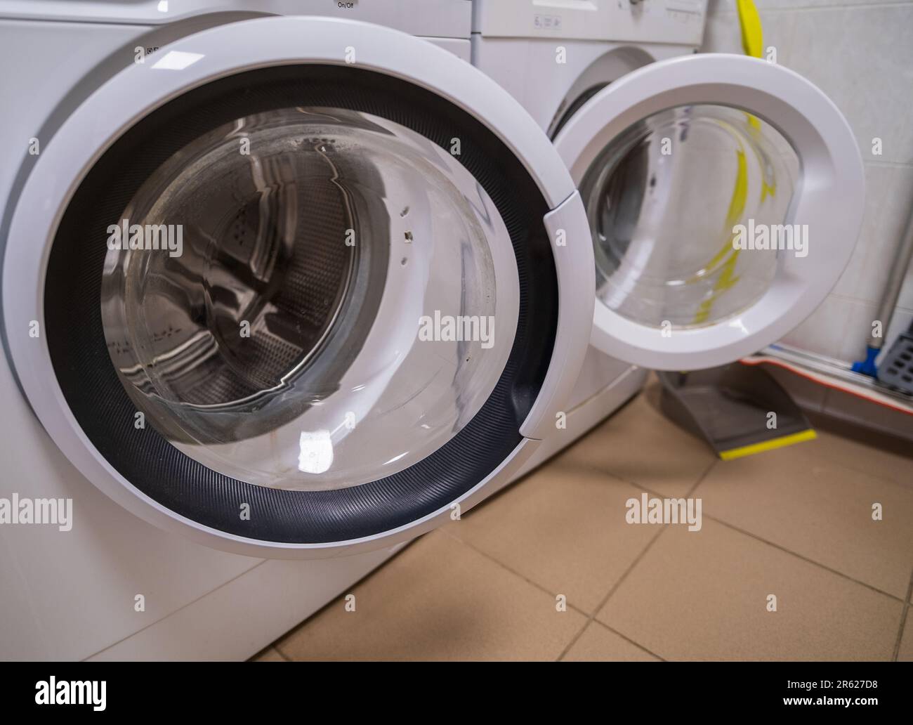 closeup of washing machine door with empty drum Stock Photo - Alamy