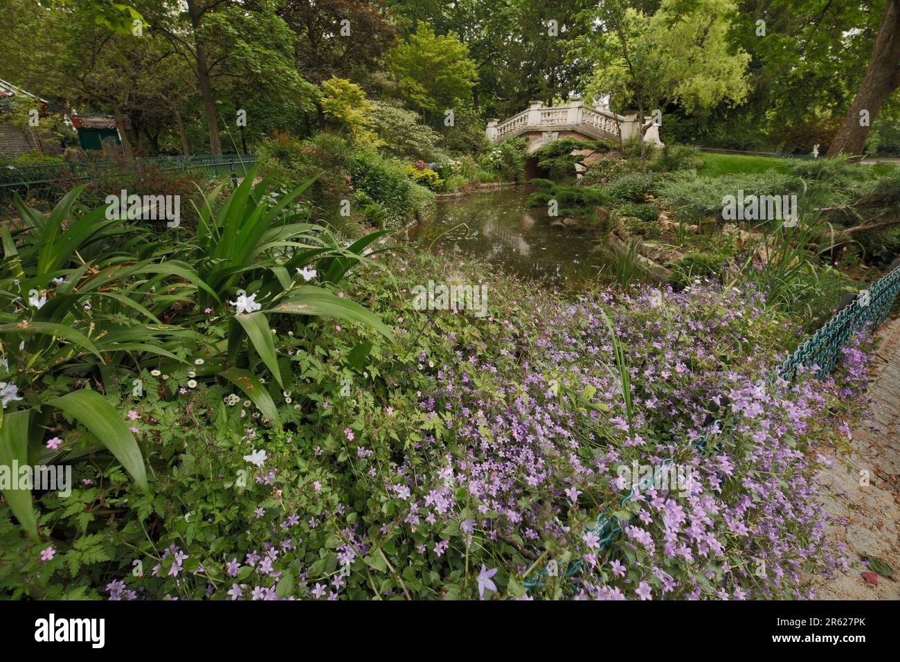Parc monceau claude monet hi-res stock photography and images - Alamy Parc monceau claude monet hi-res stock photography and images - Alamy