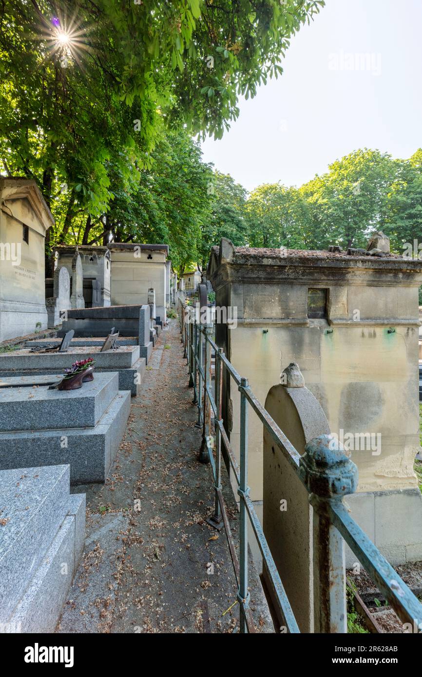 High resolution views of the fabalous historic Montmartre Cemetery ...